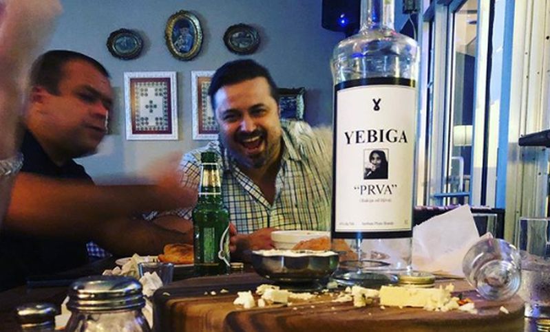 Uzdravlje uz “Yebiga” – basista kultnog američkog benda lansirao svoju ...