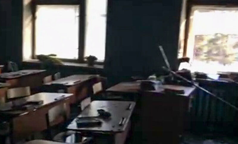 Učenice prijavile nastavnika za seksualno uznemiravanje: Upadljivo zuri u grudi i zadnjice | BL ...