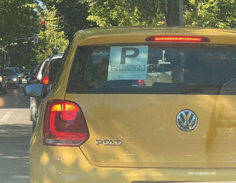 Zakon je sve regulisao: Oznaku za početnika u vožnji pišu i rukom, a ...