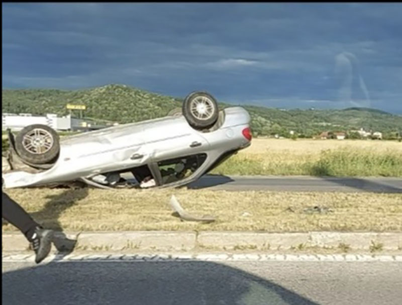 Vozači, smanjite gas! Automobil na krovu kod Prijedorske petlje u Banjaluci FOTO | BL Portal