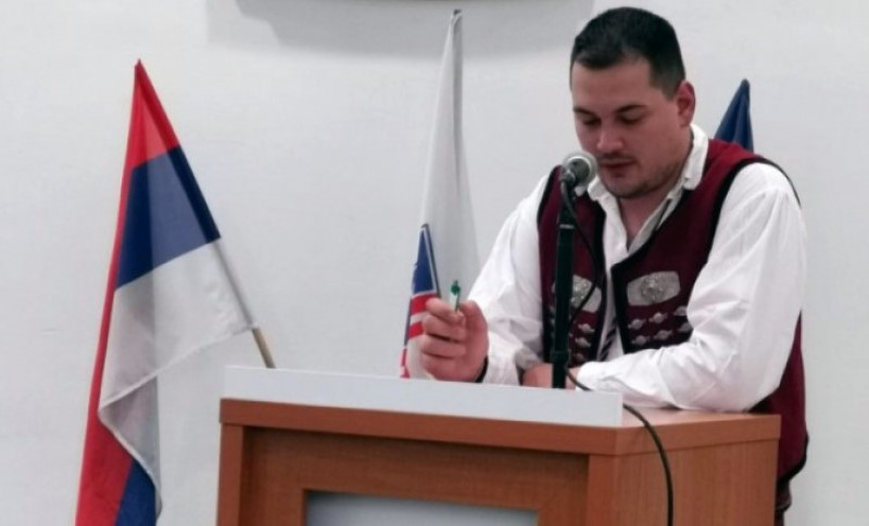 Nesvakidašnji “stajling”! Odbornik na sjednicu došao u narodnoj nošnji ...