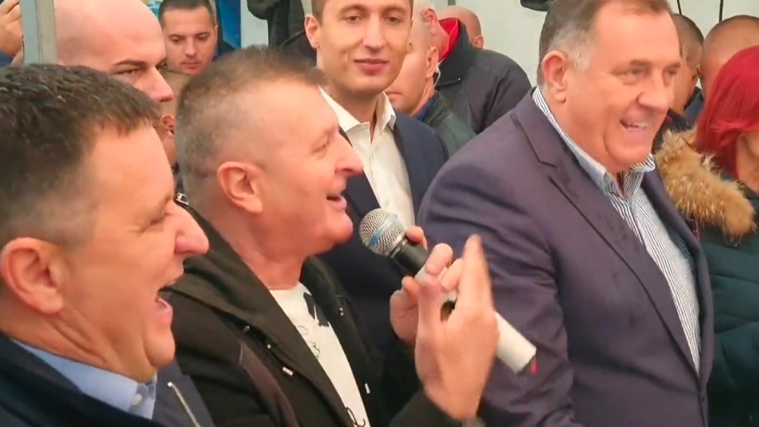 Goci bend pjevao Dodiku i Đajiću: “Vakcina” na Kočićevom zboru VIDEO ... Goci bend pjevao Dodiku i Đajiću: “Vakcina” na Kočićevom zboru VIDEO ...