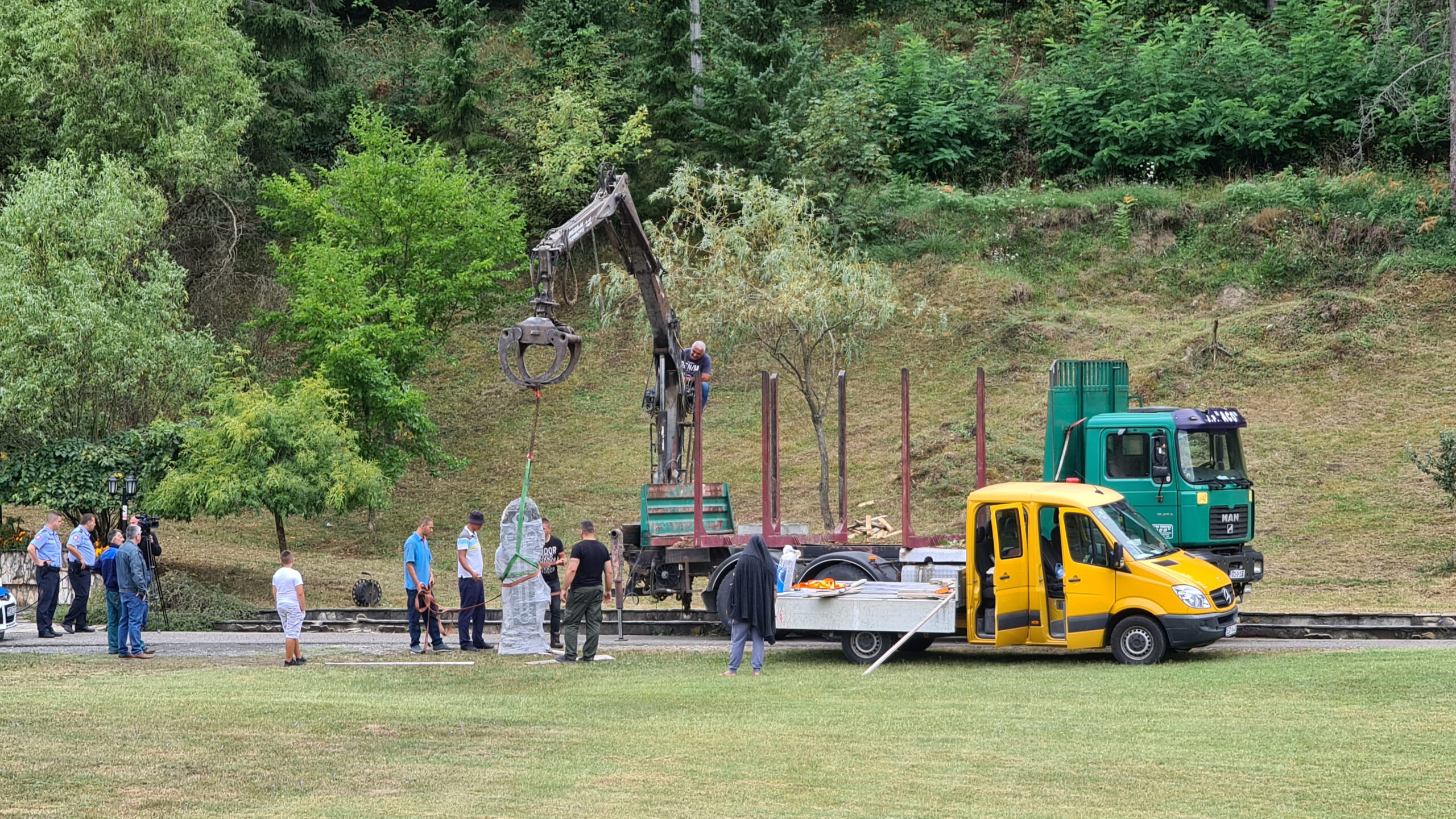 Srpska pamti heroje: U porti manastira u Petrovu postavljen spomenik ...