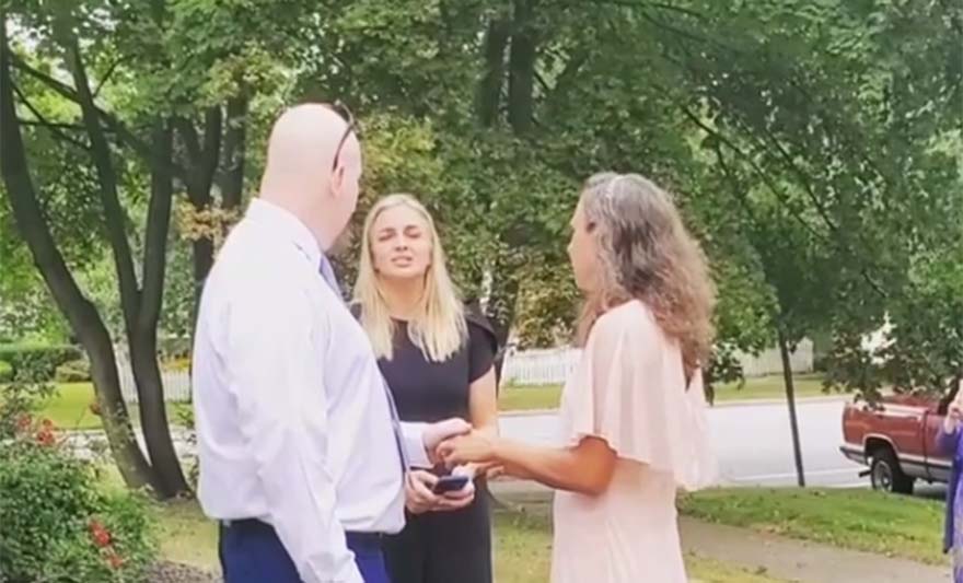 “Pojavile su se varnice”: Udala se za čovjeka koji je robijao 32 godine ... “Pojavile su se varnice”: Udala se za čovjeka koji je robijao 32 godine ...