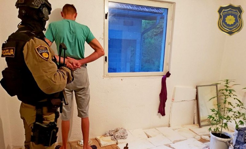 Policijski psi namirisali drogu: Muškarac u kući napravio laboratoriju ... Policijski psi namirisali drogu: Muškarac u kući napravio laboratoriju ...