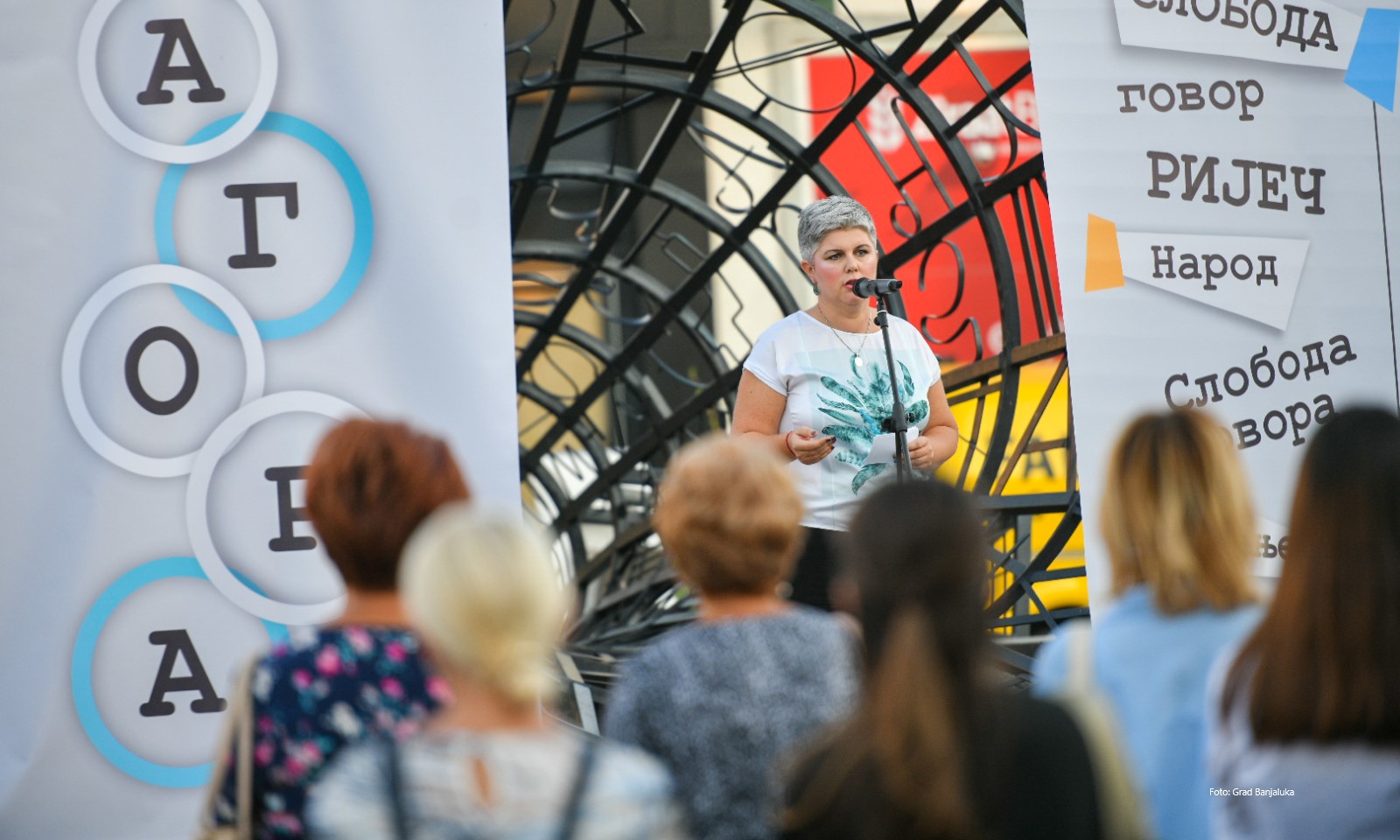 Druženje kod govornice na Trgu Krajine: Veče u Banjaluci u znaku ...