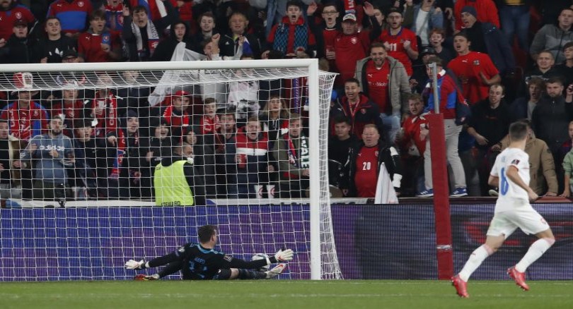 Nikad ne vraćaj loptu golmanu: Bizaran autogol fudbalera Velsa VIDEO ... Nikad ne vraćaj loptu golmanu: Bizaran autogol fudbalera Velsa VIDEO ...
