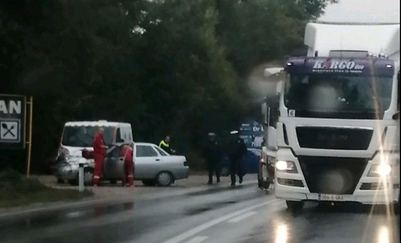 Vozači, prilagodite brzinu uslovima na putu: Sudar kamiona i automobila kod Doboja | BL Portal