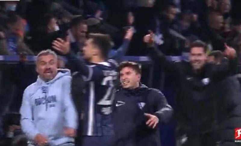 Neviđena “ludnica” u Bundesligi: Srbin dao gol sa svoje polovine u 97 ... Neviđena “ludnica” u Bundesligi: Srbin dao gol sa svoje polovine u 97 ...