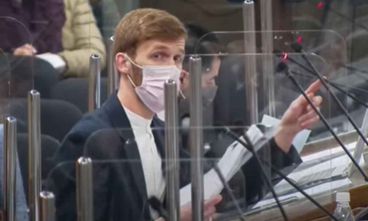 Poslanik poznat po sloganu “Da gram bude gram” i gradonačelnik “častili ...