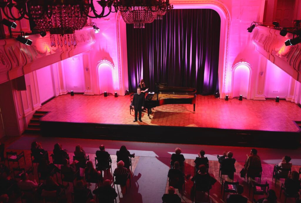 U Banskom dvoru održan koncert „Listov psaltir“ pijaniste Arsena ...