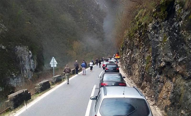 Buktinja u kanjonu Tijesno: Zapalio se auto na putu Banjaluka-Jajce, stvorena velika gužva | BL ...