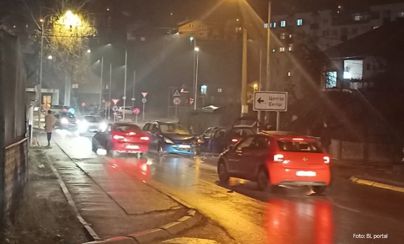 Hitna odvezla povrijeđene! Sudar dva automobila usporio saobraćaj u ovom dijelu Banjaluke | BL ...