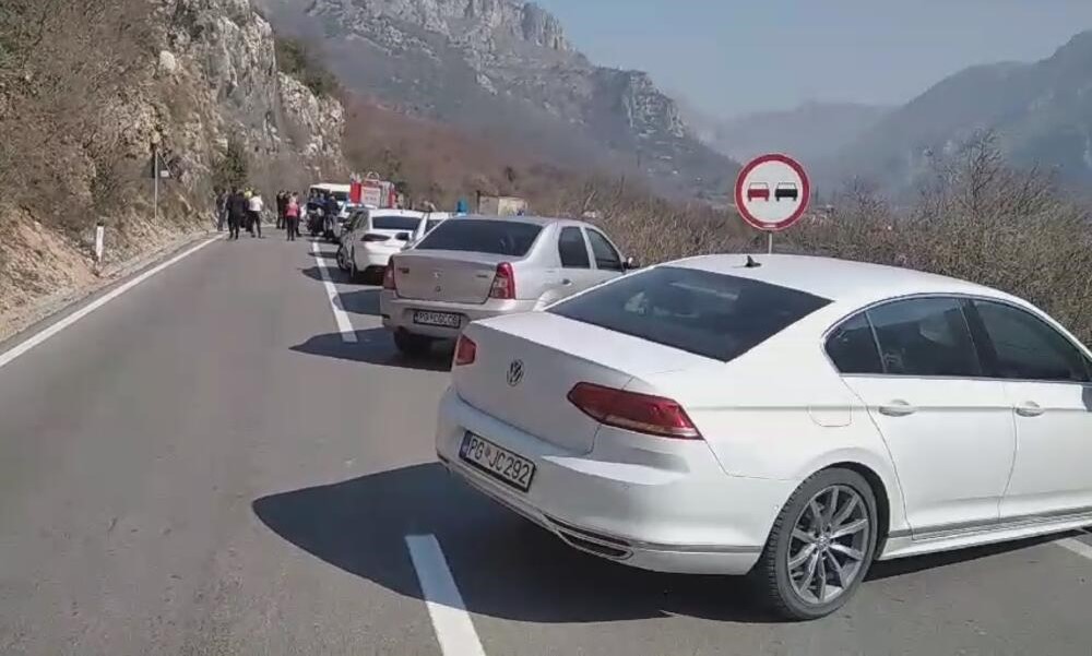 Sudar auta i mini busa: Dvije osobe poginule u saobraćajnoj nesreći | BL Portal