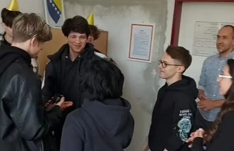 Danis Tanović objavio emotivan snimak: Orhan se vratio u školu nakon 67 ...