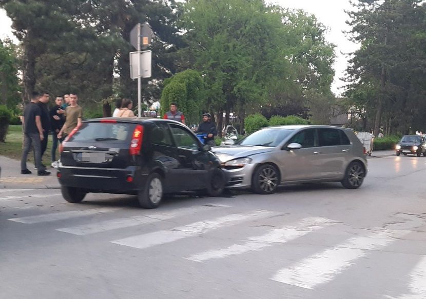 Direktan sudar dva vozila na pješačkom prelazu: Pričinjena veća materijalna šteta | BL Portal