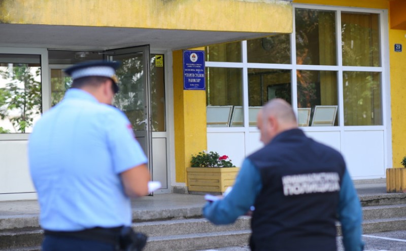 Utvrđeno da je u pitanju lažna dojava: Nekoliko škola u Srpskoj počelo ... Utvrđeno da je u pitanju lažna dojava: Nekoliko škola u Srpskoj počelo ...