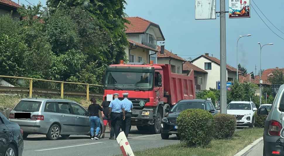 Usporen saobraćaj: Sudar kamiona i auta na banjalučkom tranzitu | BL Portal