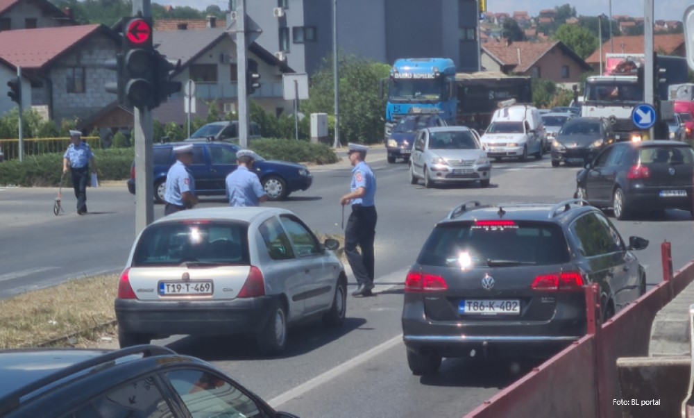 Sudar na raskrsnici u Banjaluci: Hitna pomoć stigla na mjesto nesreće VIDEO | BL Portal