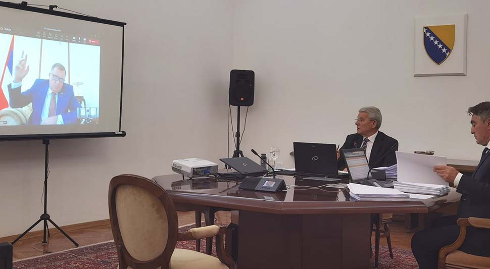 Dodik ispunio obećanje: Zastave Srpske na sjednici Predsjedništva BiH ... Dodik ispunio obećanje: Zastave Srpske na sjednici Predsjedništva BiH ...