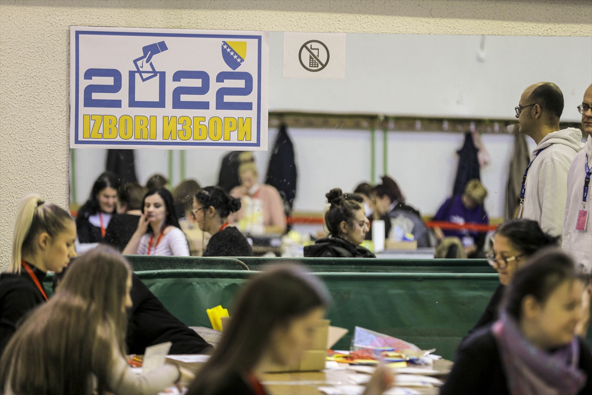 Glavni centar za brojanje glasova: U toku brojanje glasačkih listića iz ...