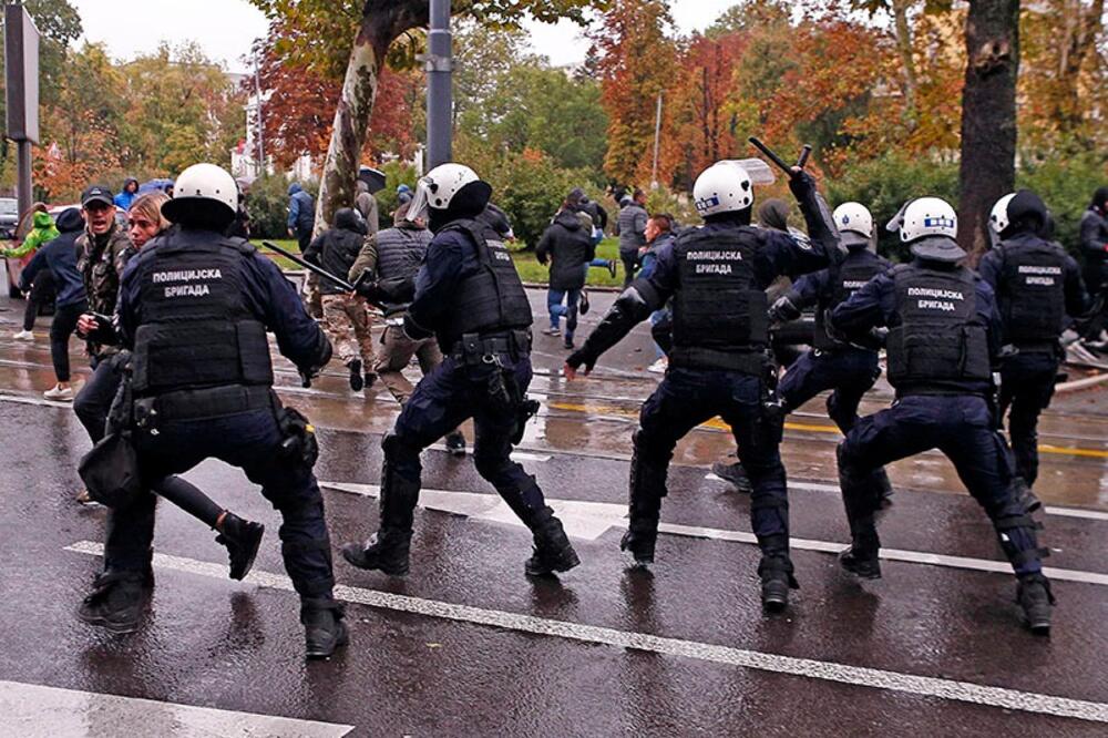 Tukli policajce tokom Evroprajda: Optužene 22 osobe zbog nereda u ... Tukli policajce tokom Evroprajda: Optužene 22 osobe zbog nereda u ...