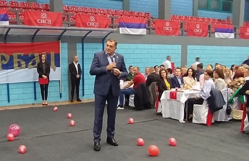Dodik sa Srpčanima proslavio pobjedu SNSD-a FOTO | BL Portal