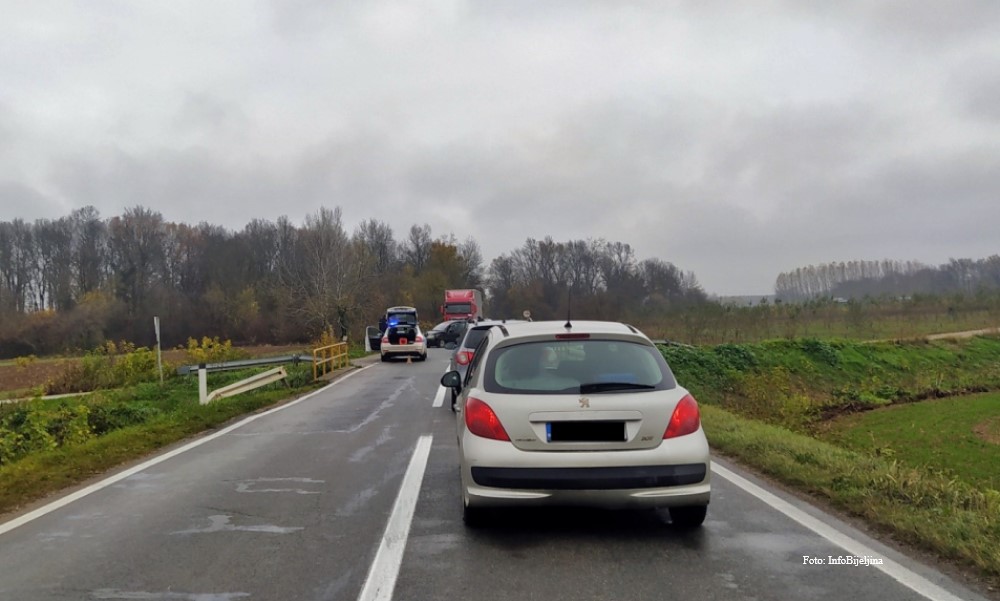 Saobraćaj bio obustavljen neko vrijeme: Ima povrijeđenih u sudaru dva auta | BL Portal