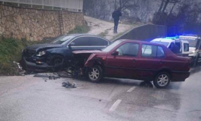 Težak sudar dva automobila: Povrede zadobile dvije osobe | BL Portal