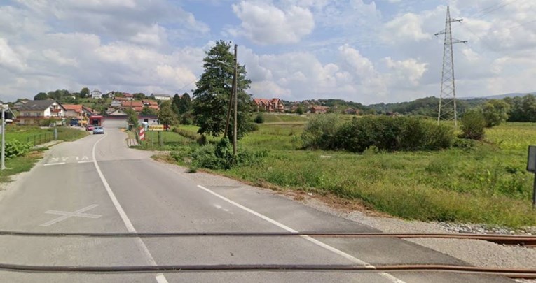 Voz naletio na automobil: Poginula jedna osoba | BL Portal