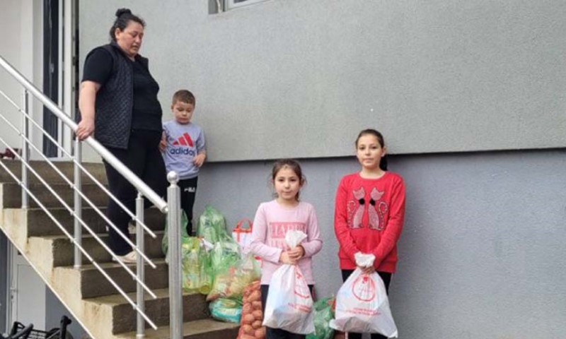 Nikolićima uručena pomoć: Samohrana majka troje maloljetne djece | BL Portal