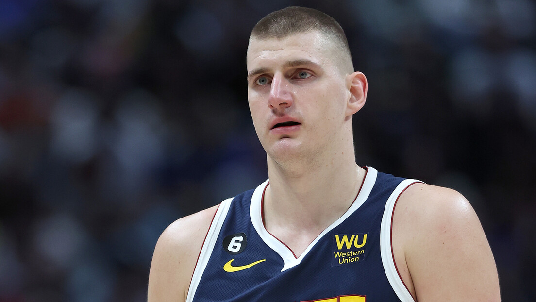 “Brate”! Nikola Jokić trenirao u majici posvećenoj Dejanu Milojeviću ... “Brate”! Nikola Jokić trenirao u majici posvećenoj Dejanu Milojeviću ...
