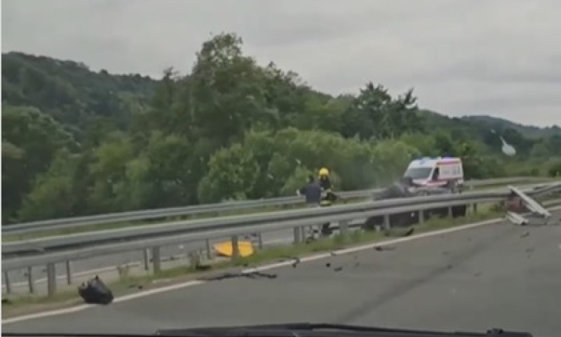 Vatrogasci i hitna na licu mjesta: Automobil probio bankinu i završio na krovu VIDEO | BL Portal