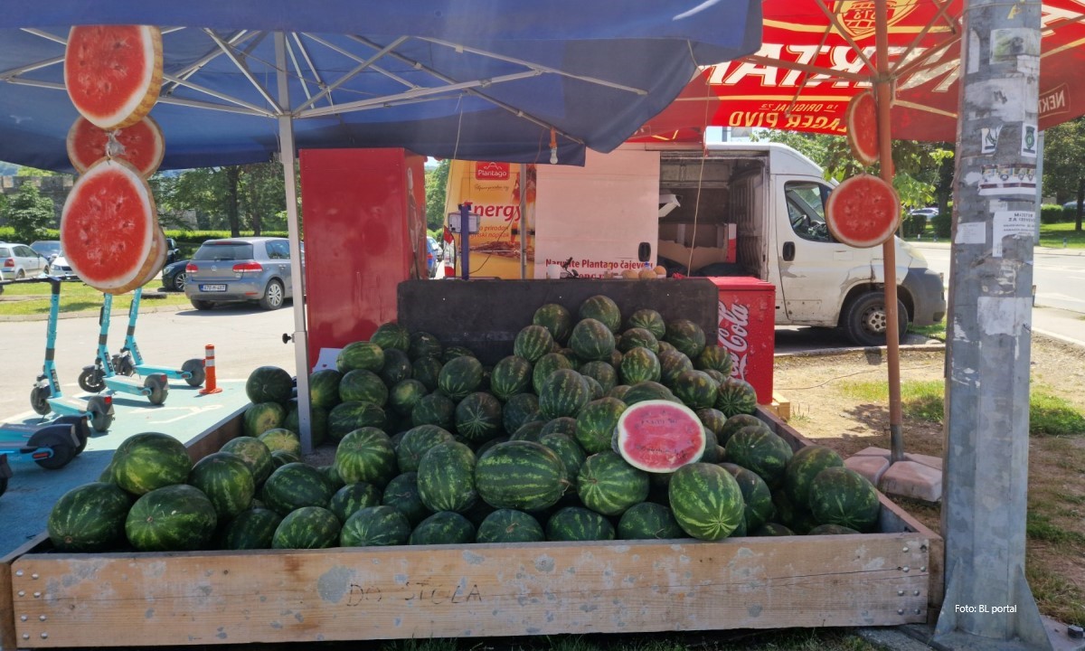 Cijena povisoka, ali idu “k'o alva”: Evo i prvih lubenica u Banjaluci ...