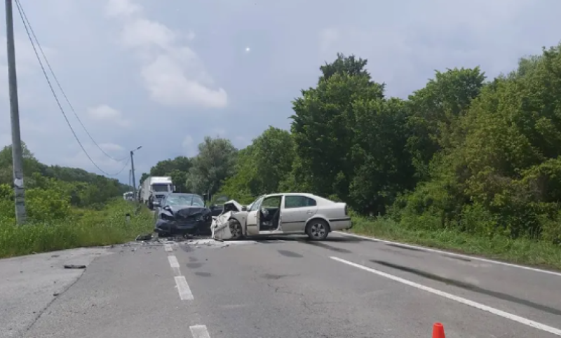 Vozači, oprez! Automobili smrskani u strašnom sudaru, saobraćaj obustavljen | BL Portal