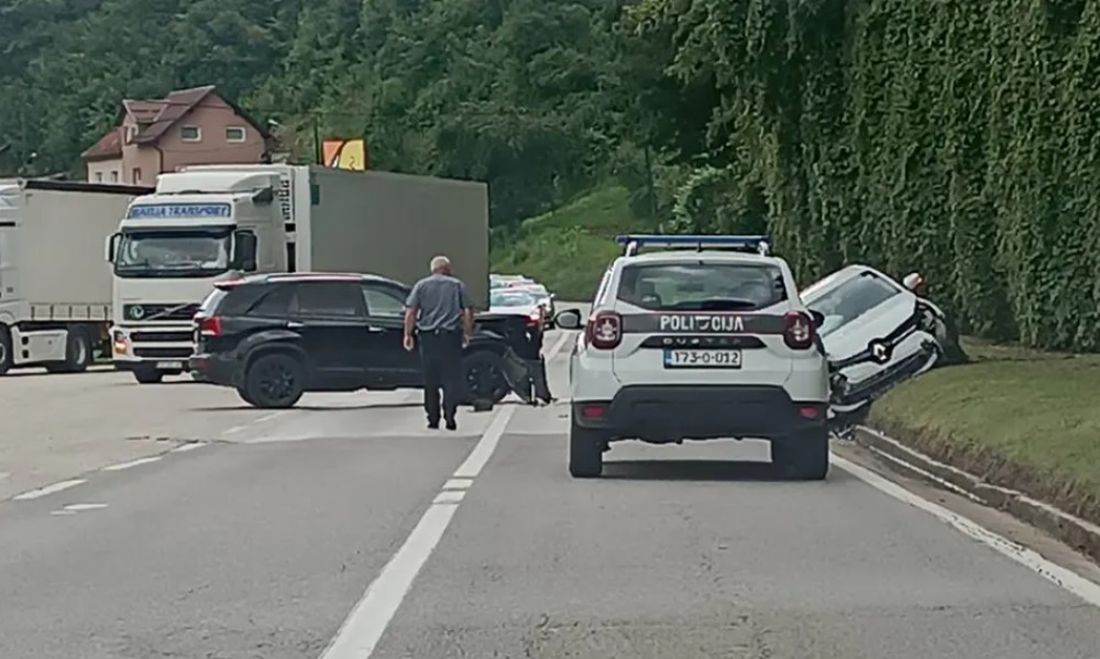 Otežan saobraćaj nakon nesreće: Težak sudar dva automobila | BL Portal