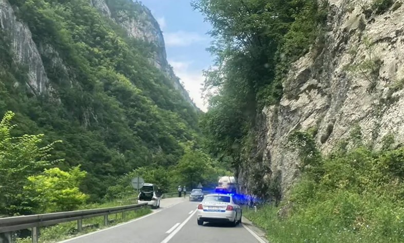 Teška saobraćajna nezgoda: Sudar auta i cisterne u kanjonu Tijesno | BL Portal