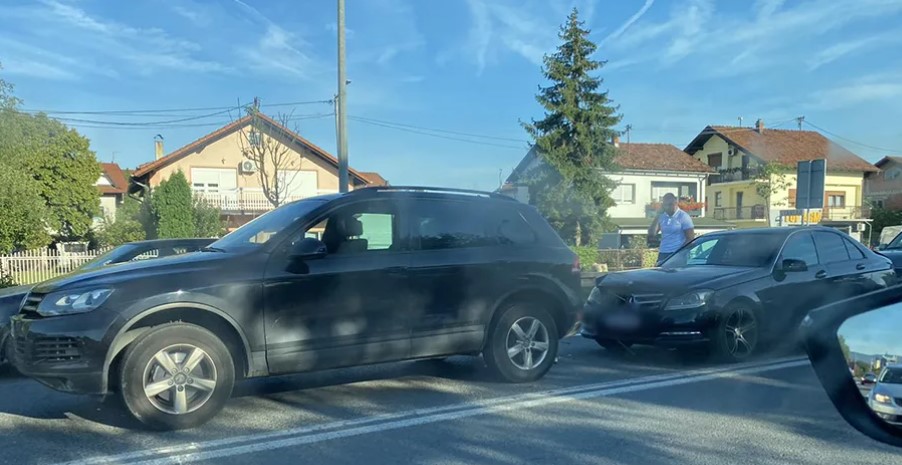 Sudar tri automobila u Banjaluci: Formirala se velika gužva | BL Portal