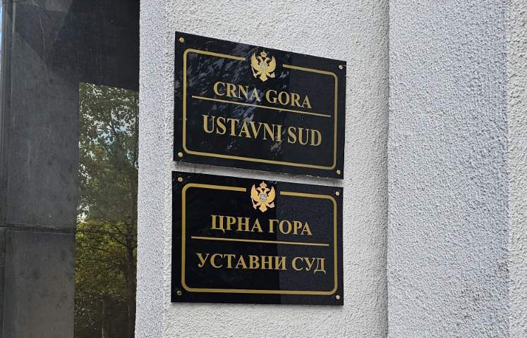 Ravnopravnost dva pisma: Vraćena ćirilična tabla na zgradu Ustavnog ... Ravnopravnost dva pisma: Vraćena ćirilična tabla na zgradu Ustavnog ...