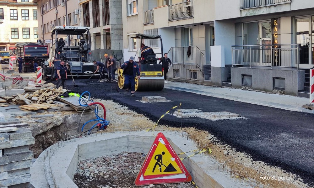 Radovi u centru Banjaluke: U toku postavljanje prvog sloja asflata u ... Radovi u centru Banjaluke: U toku postavljanje prvog sloja asflata u ...