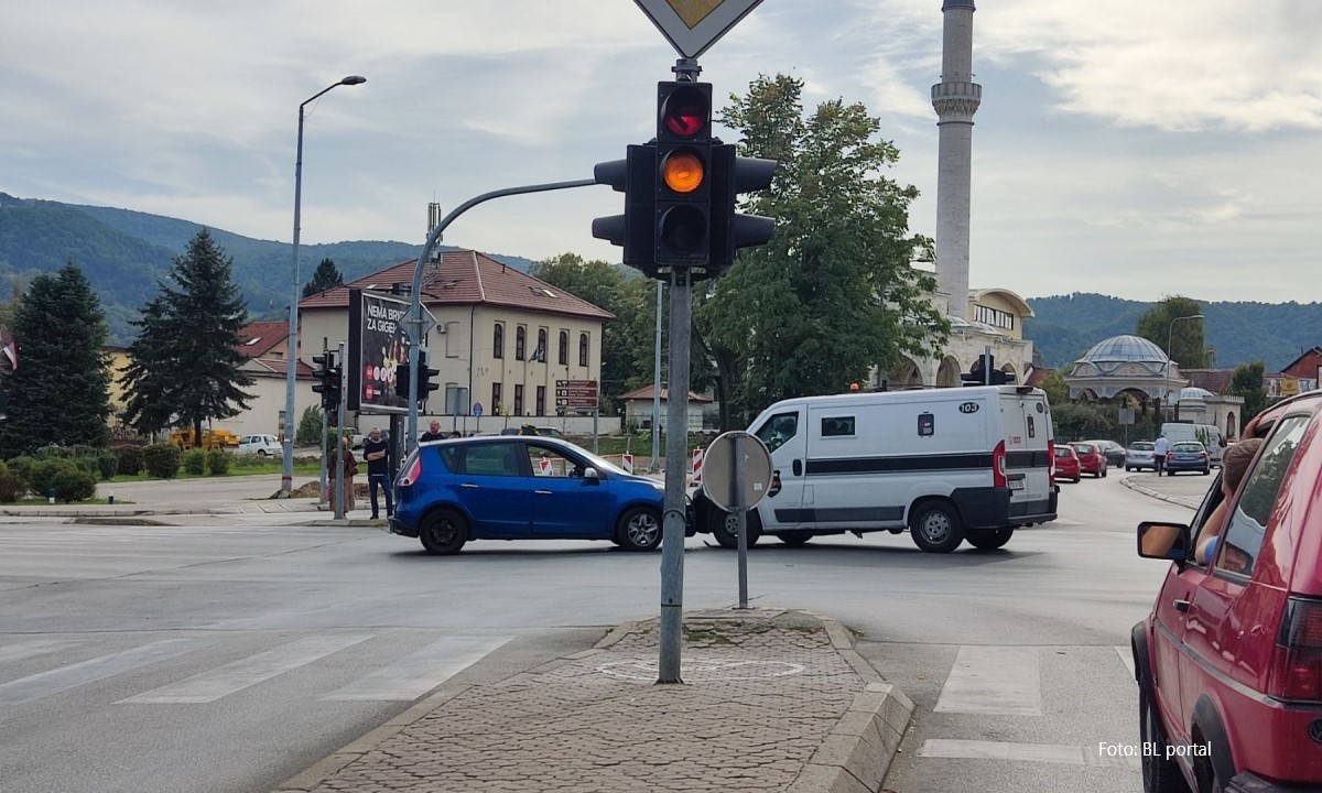 Udes na raskrsnici u centru Banjaluke: Direktan sudar automobila i kombija FOTO | BL Portal