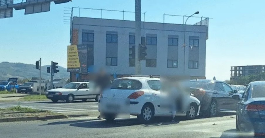 Saobraćajna nezgoda u Banjaluci: Sudar dva auta kod “Kramara” | BL Portal