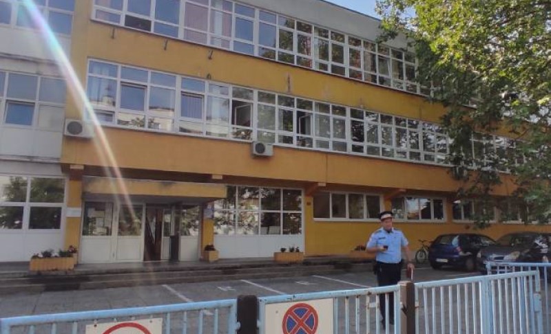 Osnovac prijetio učenicima! Direktorka škole u Banjaluci tvrdi da nema ... Osnovac prijetio učenicima! Direktorka škole u Banjaluci tvrdi da nema ...