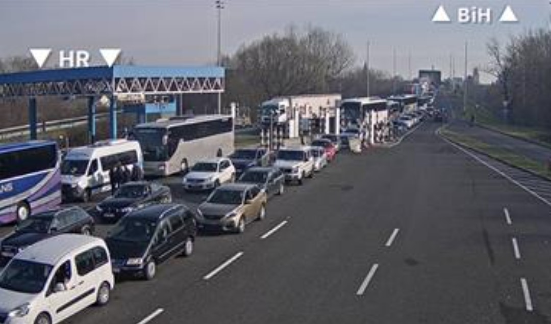Gužva na izlazu iz BiH: Višesatna čekanja na graničnom prelazu Gradiška ... Gužva na izlazu iz BiH: Višesatna čekanja na graničnom prelazu Gradiška ...