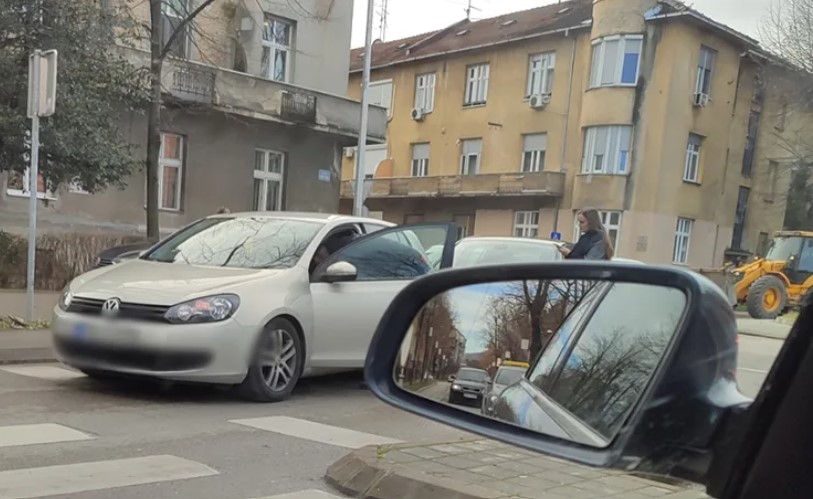Zastoj u centru Banjaluke: Udes u kružnom toku u Aleji Svetog Save | BL ... Zastoj u centru Banjaluke: Udes u kružnom toku u Aleji Svetog Save | BL ...