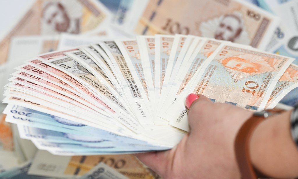 Viša u odnosu na mjesec ranije: Prosječna neto plata u martu 1.394 KM ...