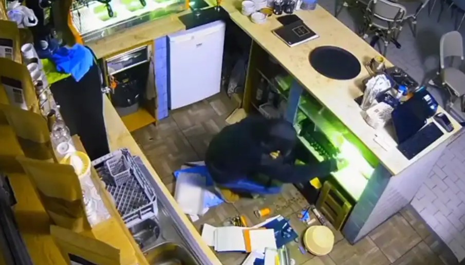 Lopov obio kafić: Gazda daje 1.000 maraka za informaciju o njemu VIDEO ...