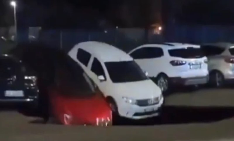 Šok! Crna rupa otvorila se na ulici i progutala dva automobila VIDEO | BL Portal