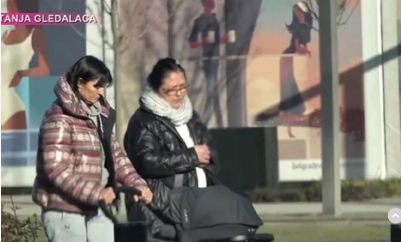 Prva šetnja malog Maria: Presrećna baka Verica Šerifović izvela unuka u ...