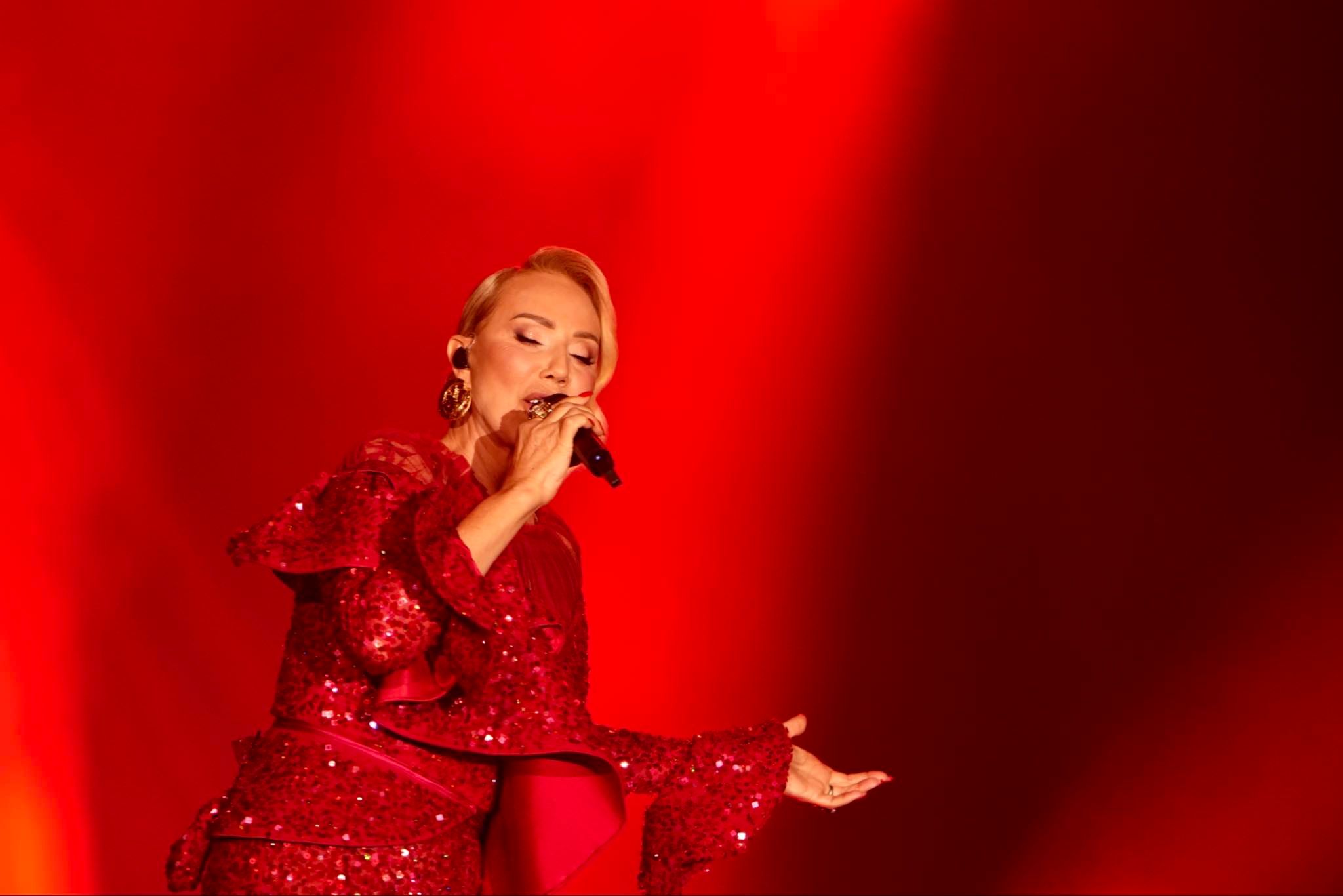 Lepa Brena S Pjesmom Uđi Slobodno” Otvorila Drugi Koncert U Sarajevu Bl Portal